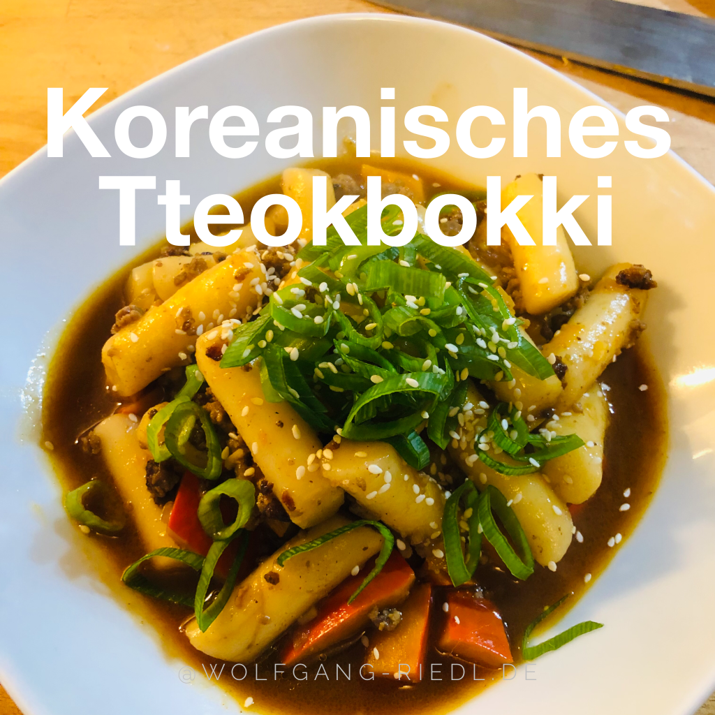 Koreanisches Tteokbokki „Reiskuchen“ in Gochujang Chili-Sauce ...